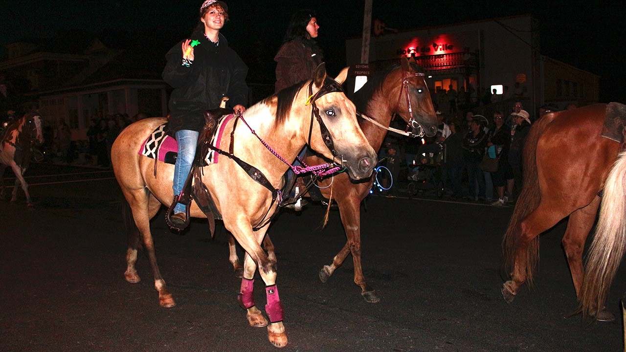 La parade de chevaux illuminés obtient les faveurs de Dame nature à ...