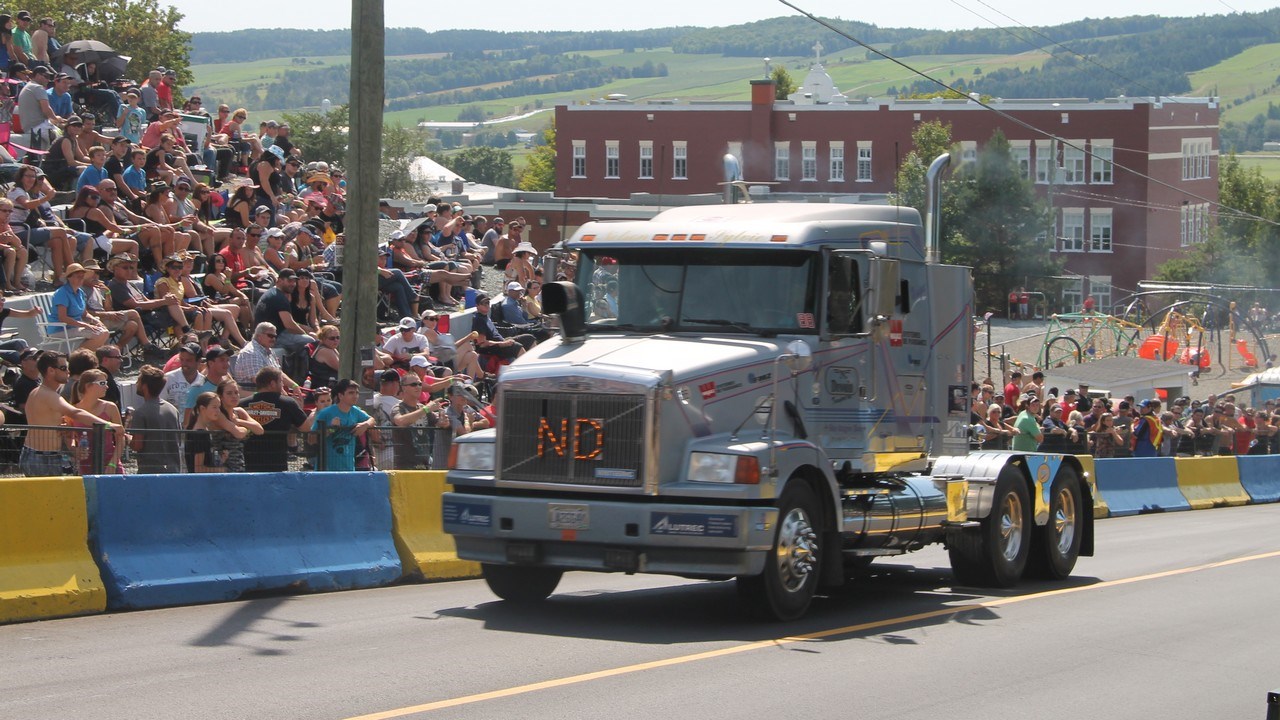 Les courses de camion de Saint-Joseph attirent des milliers de spectateurs