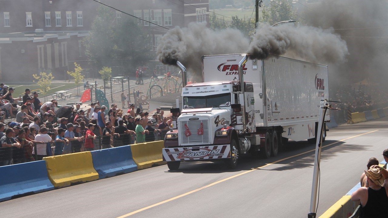 Les courses de camion de Saint-Joseph attirent des milliers de spectateurs