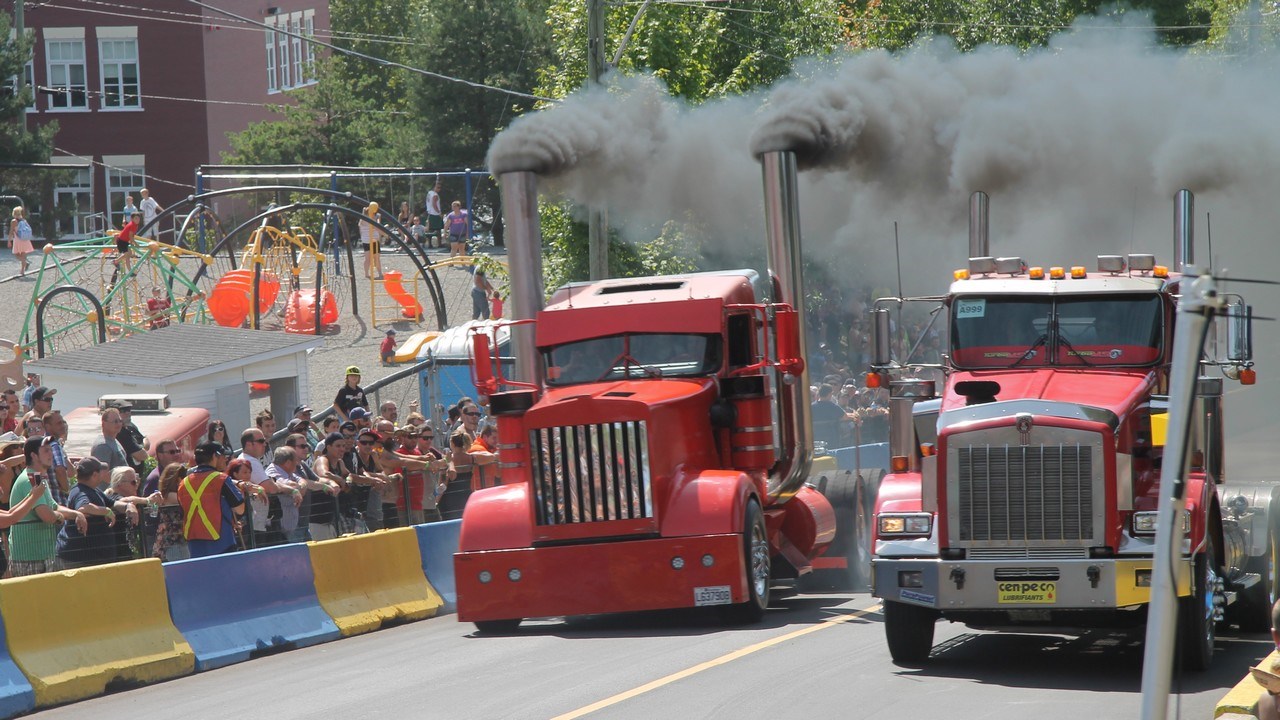 Les courses de camion de Saint-Joseph attirent des milliers de spectateurs