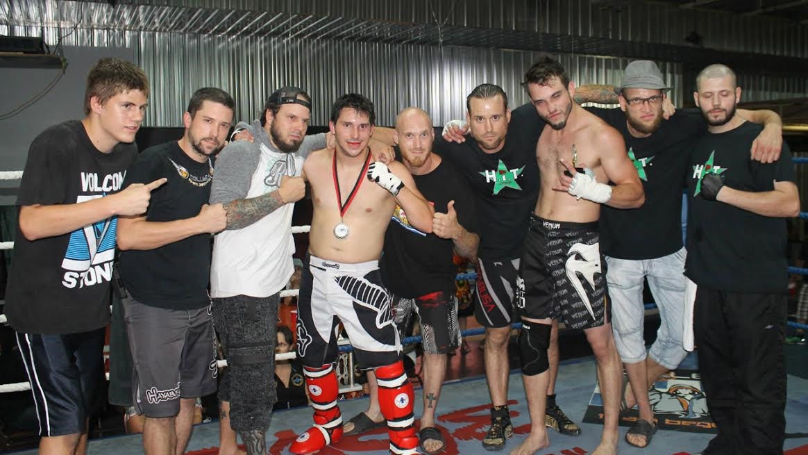 Gabriel « Wolf » Caron célèbre ses débuts en kickboxing en signant une ...