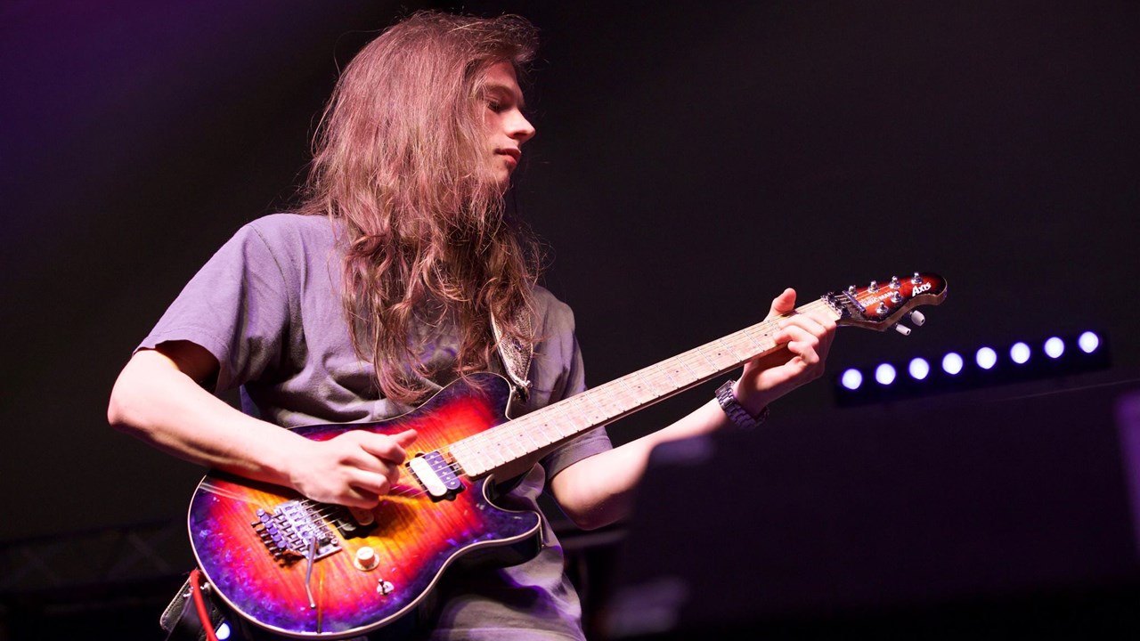 Jacob Deraps partage la scène avec Dweezil Zappa à Québec