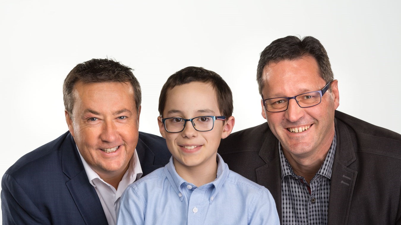Le député de Beauce Nord André Spénard se coupe une mèche de cheveux ...