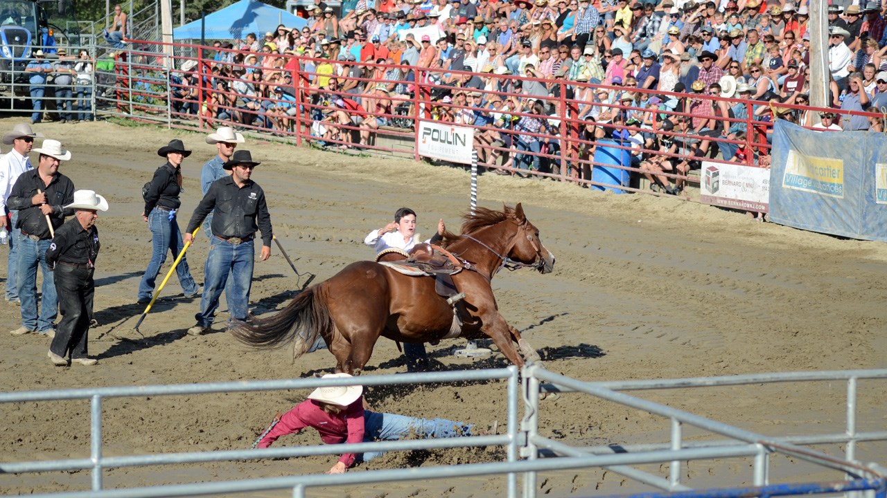 Des estrades pleines pour la finale du rodéo des Festivités western de ...