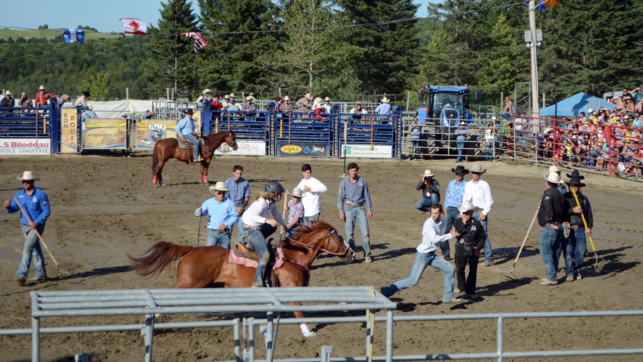 Des estrades pleines pour la finale du rodéo des Festivités western de ...