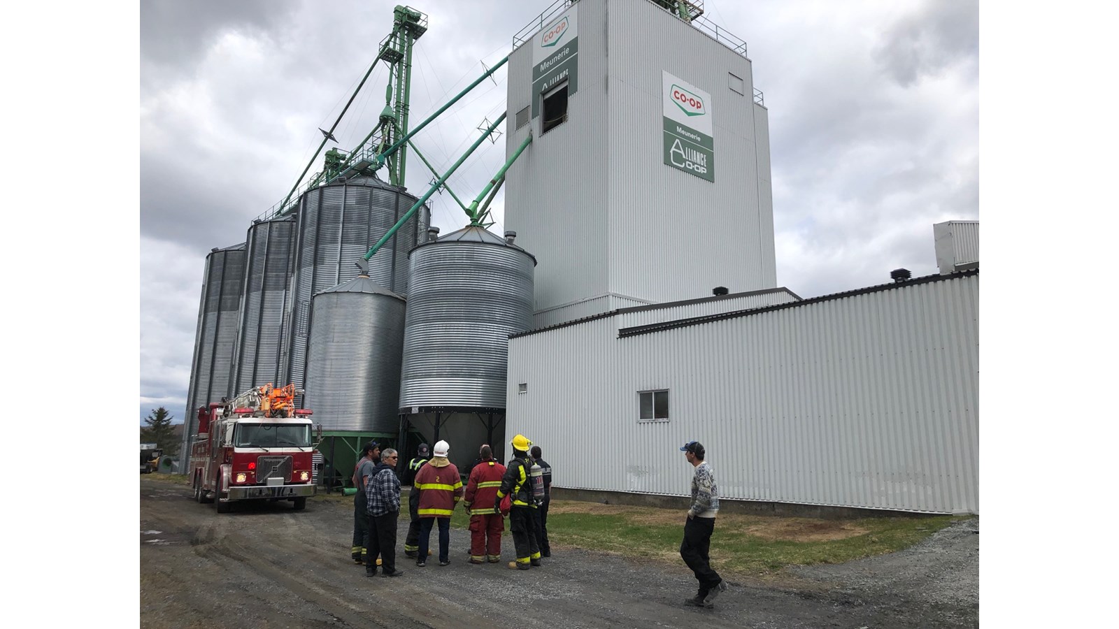 Chute dans un silo à grain : les blessures de l'homme ne seraient pas ...