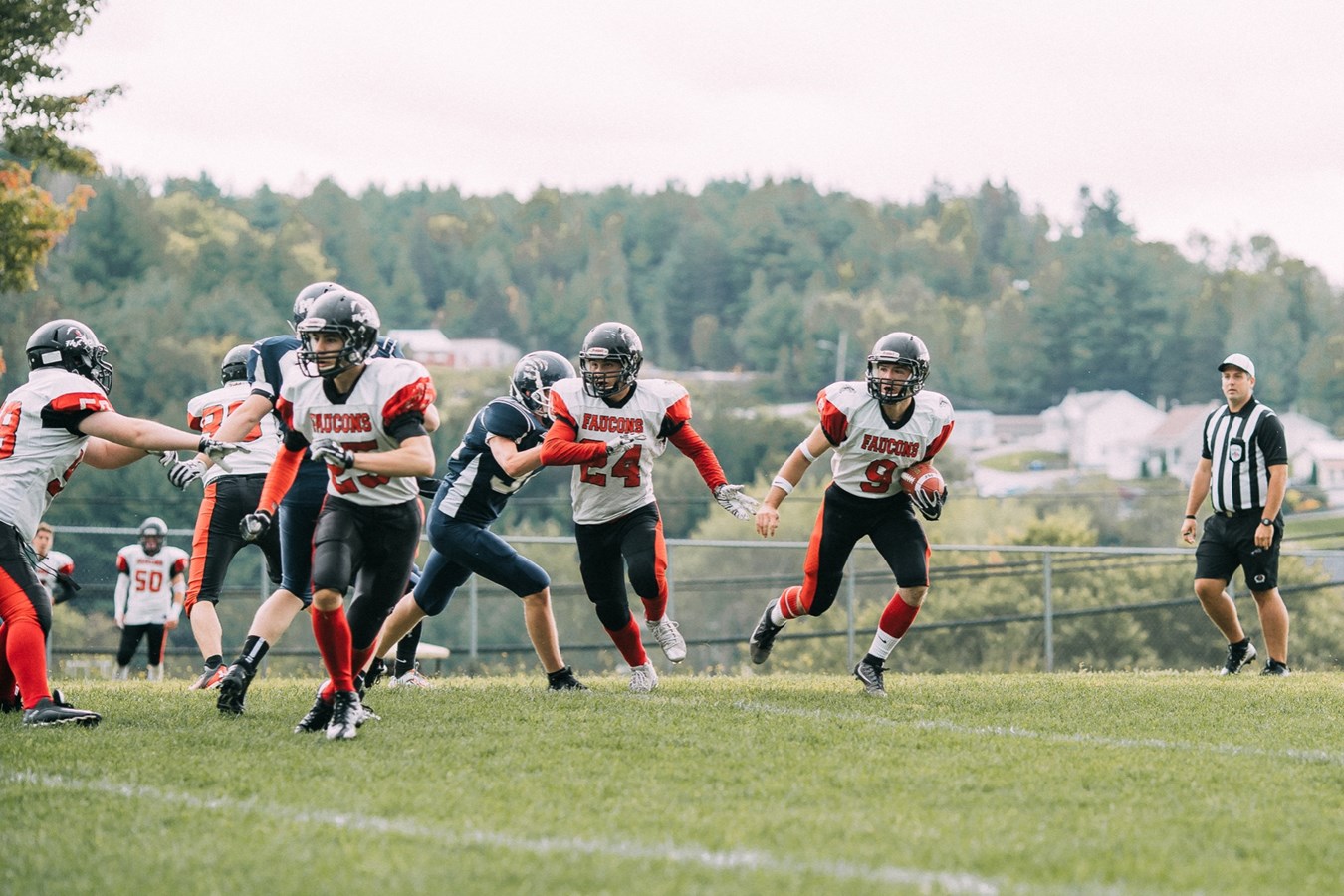 Football : Les Faucons remportent leur premier match de la saison à ...