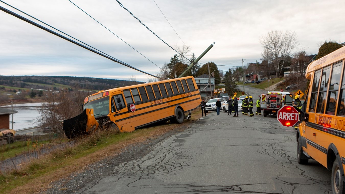 Accident d'autobus scolaire: la conductrice et deux élèves transportés ...