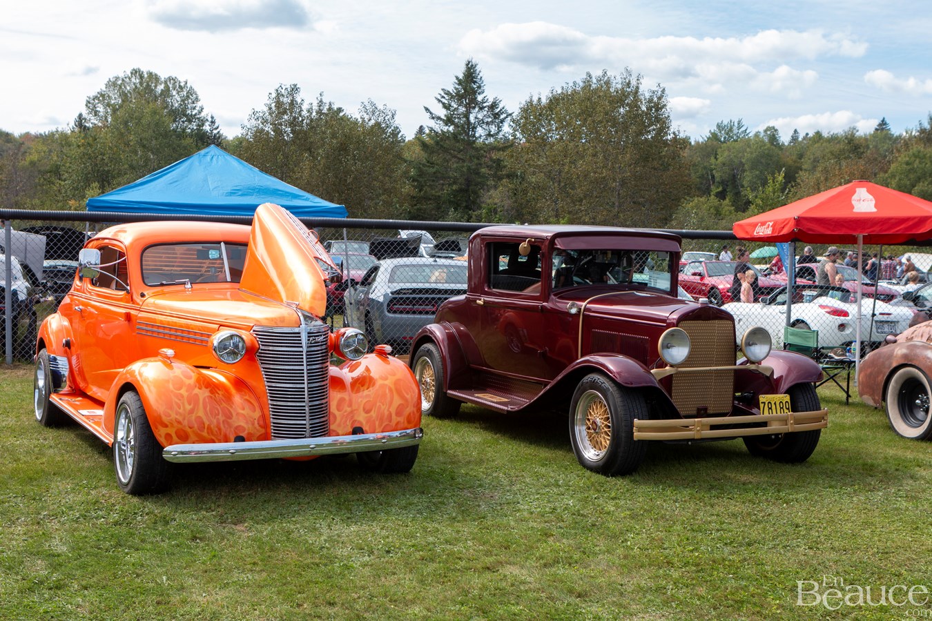 Reportage photographique sur l'exposition de voitures à Saint-Gédéon