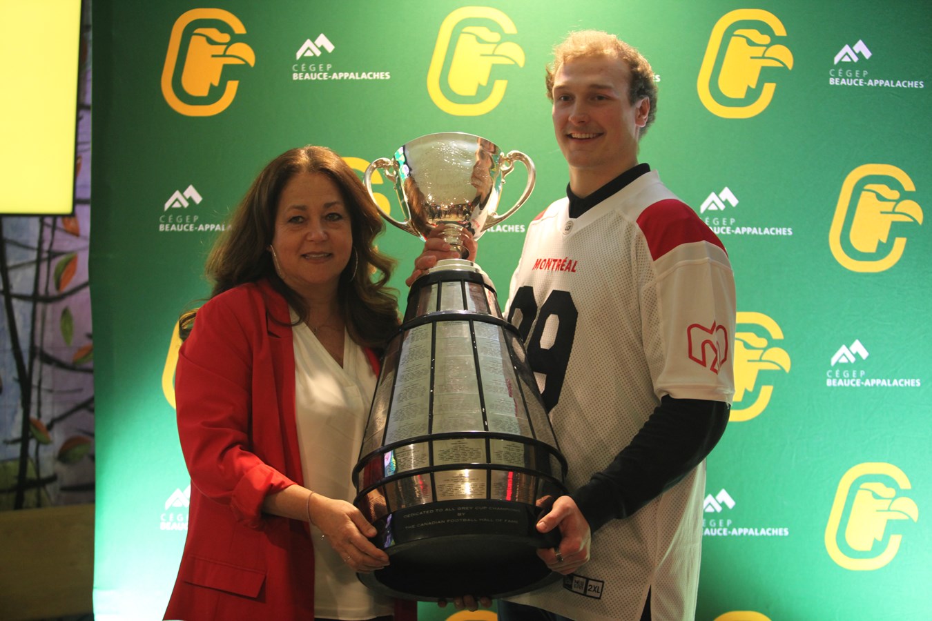 David Dallaire présente la Coupe Grey aux Condors du Cégep Beauce ...