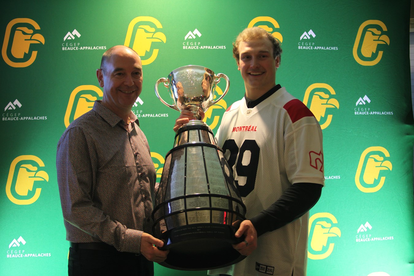 David Dallaire présente la Coupe Grey aux Condors du Cégep Beauce ...