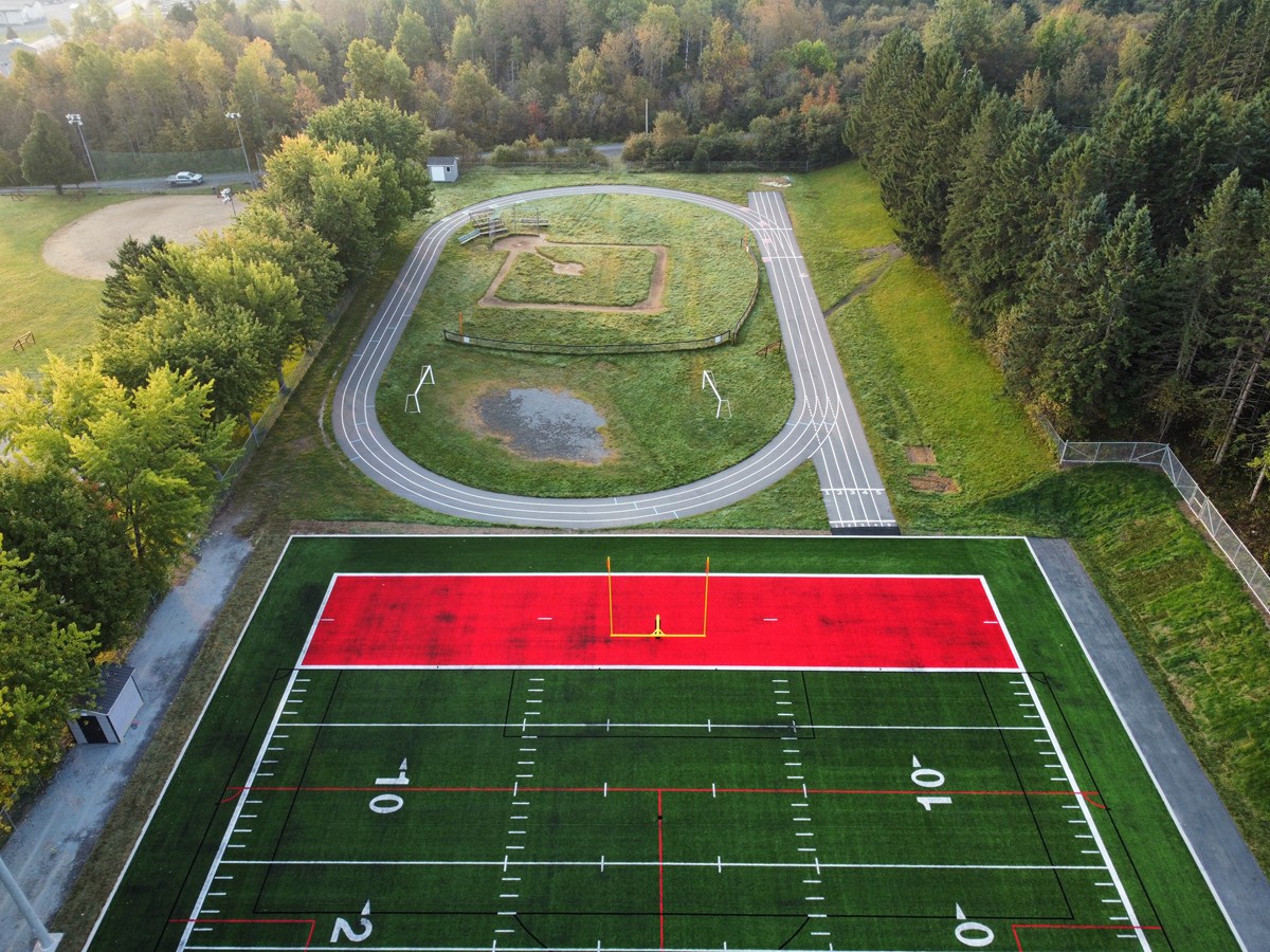 L’école des Deux-Rives inaugure son nouveau terrain synthétique