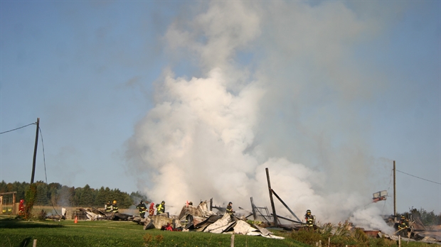 Un bâtiment détruit par le feu à Saint-Jean-de-la-Lande | EnBeauce.com