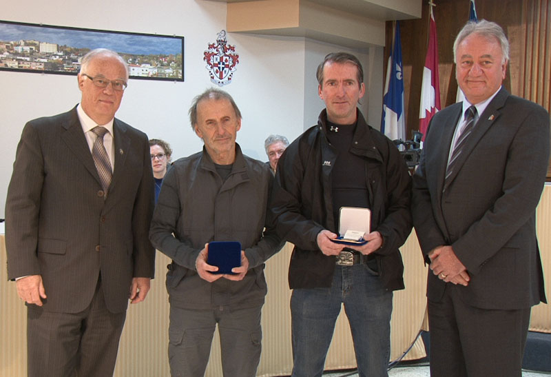 Robert Dutil décore des citoyens de Saint-Georges de la médaille de l ...